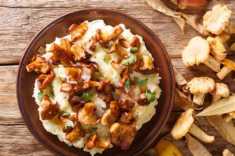 튀긴 살구 양파 파슬리 클로즈업을 접시에 얹은 전통 으깬 감자 가로 맨 위 보기 0명에 대한 스톡 사진 및 기타 이미지 0명 갈색 감자 요리 Istock