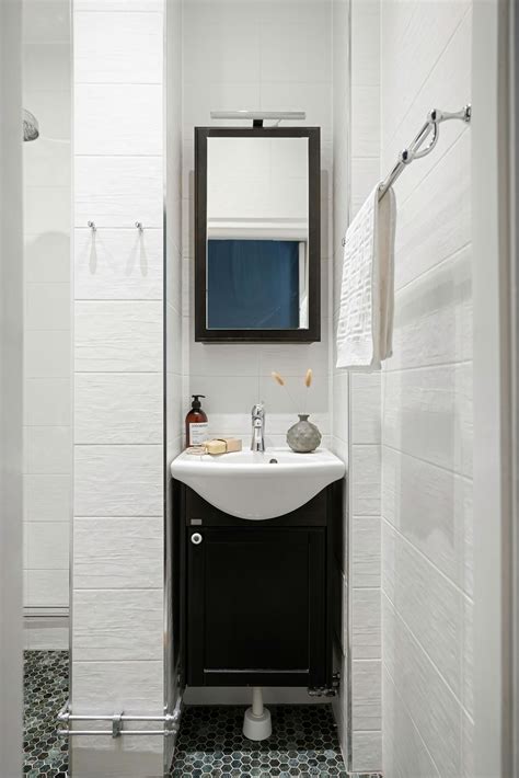 คลังภาพถ่ายฟรีของ กระจกเงา กระเบื้องสีเทา กระเบื้องเซรามิก ก๊อกน้ำ การตกแต่งบ้าน การถ่ายภาพ