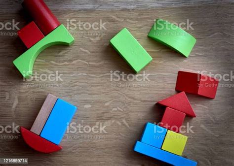 나무 기지에 건물을위한 다양한 색상의 어린이 나무 블록 세트 0명에 대한 스톡 사진 및 기타 이미지 0명 갈색 개체 그룹 Istock
