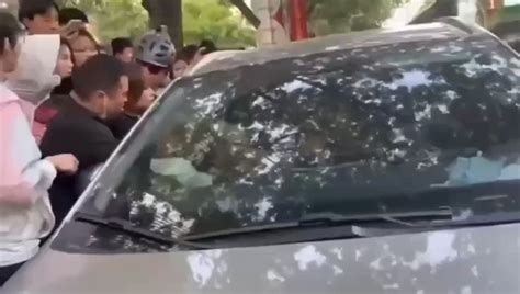 目口口口口 On Twitter 62 河北 石家庄，中山东路乐汇城，老婆带儿女当街捉小三，丈夫直接开车将原配 拖行 20多米，只为保护