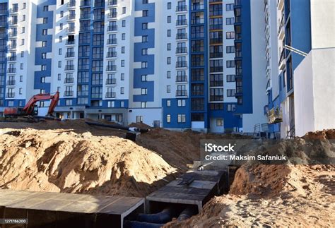 건설 현장에서 트렌치에 난방 파이프를 누워 수도 주 및 위생 하수구의 지하 폭풍 시스템을 설치합니다 집안의 아파트의 냉수 및 온수 난방 및 난방 시스템 건설 산업에 대한