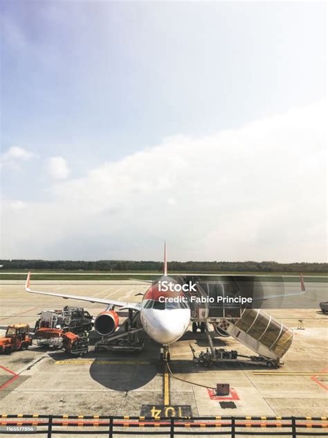 출발 준비 공항 터미널에서 비행기 주차 승객을 기다리는 현대 항공기의 정면보기 에어 스테이션에서 평면의 수직 뷰입니다 여행 관광 및 운송 개념 0명에 대한 스톡 사진 및