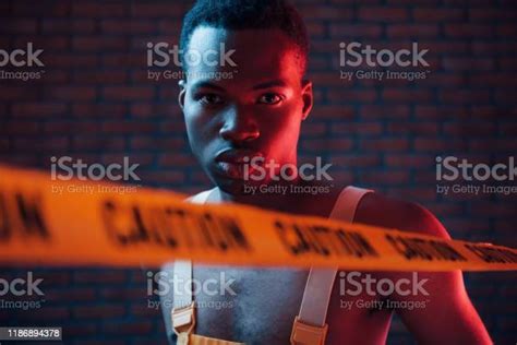 노란색 주의 테이프와 균일 미래 지향적 인 네온 조명 젊은 아프리카 계 미국인 남자 에 이 스튜디오 검은색에 대한 스톡 사진 및 기타 이미지 Istock