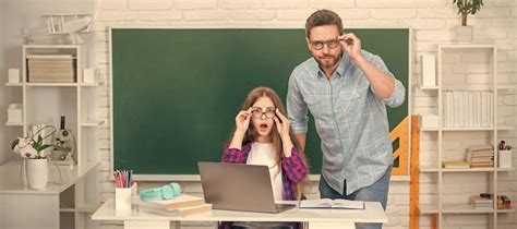 Vater Und Tochter In Der Schule Lehrer Und Schülerfahne überraschten