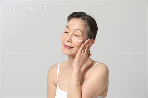 시니어여성기초 피부 화장 유토이미지 상세페이지 베이직샵 사진 21943193