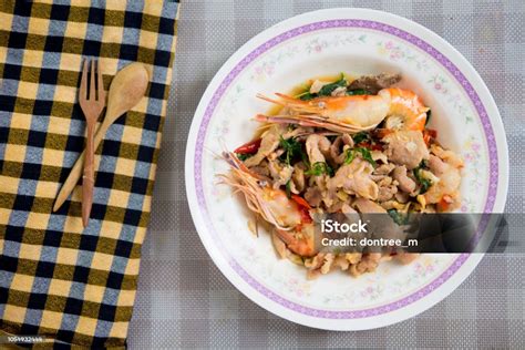 돼지고기와 새우 믹스 바 질 잎 뜨겁고 매운 볶음 태국 인기 메뉴 거리에 대한 스톡 사진 및 기타 이미지 거리 그릇 녹색 Istock