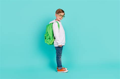 전체 길이 사진 트렌드 보기 학교 소년 광고하다 가방 착용 배낭 고립 청록색 배경 10 11세에 대한 스톡 사진 및 기타 이미지 Istock
