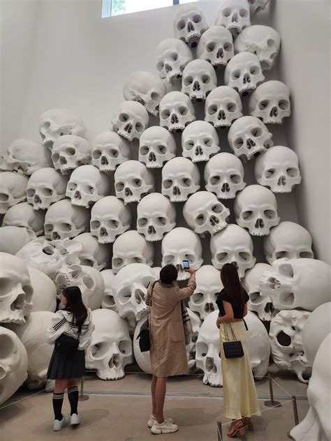 지영 다름이라는 거울 앞에서 우리는 종종 나와 닮은 사람에게 끌리고 나와 같은 생각을 하는 이에게 안심을 느낀다 그러다 문득 나와 너무도 다른 누군가를 마주하면