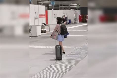 再也不怕丢掉行李了，街头惊现神器行李箱，自己跟着女子跑还会拐弯神器行李女子