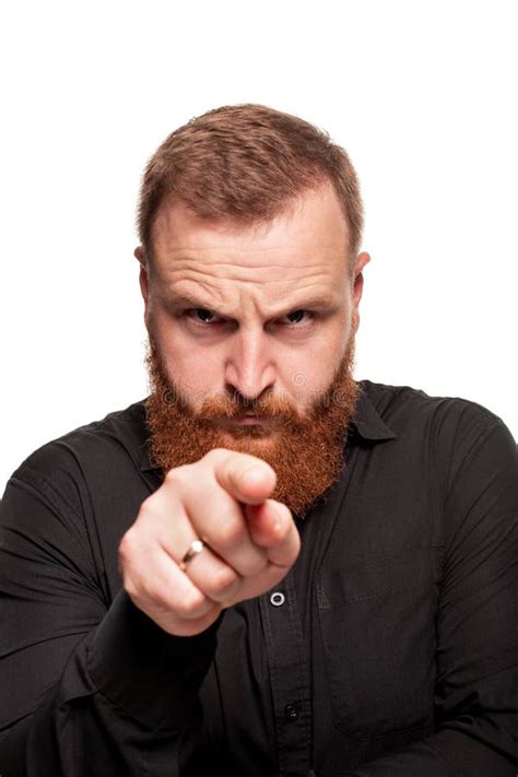 Retrato De Un Joven Gordito Pelirrojo Con Una Camisa Negra Haciendo Rostros En La Cámara