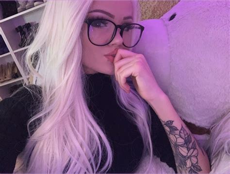 Damn Shes Hot🔥🔥 Scrolller
