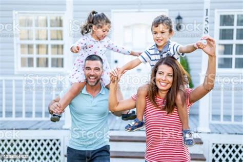 가족 그들의 집 앞에서 재미 피기백 타고 손을 함께 야외에서 하루를 즐기는 행복한 가족의 초상화 2 3 살에 대한 스톡 사진 및 기타 이미지 Istock