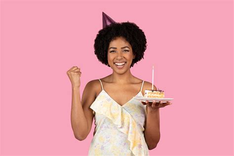 파티 모자를 쓰고 곱슬 머리를 가진 활기찬 아프리카 계 미국인 여성 20 24세에 대한 스톡 사진 및 기타 이미지 20 24세 감정 곱슬 머리 Istock