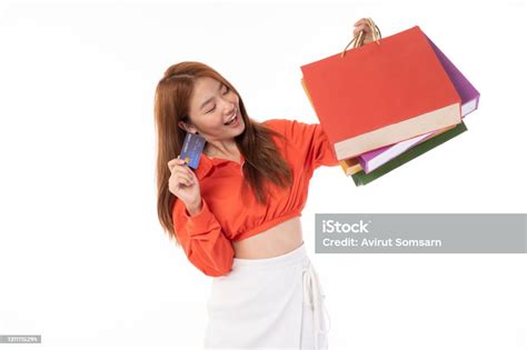 쇼핑백을 들고 흰색 배경에 행복 미소 젊은 아름다운 아시아 여성 스튜디오의 아시아 소녀 스튜디오 라이트 초상화에서 쇼핑 백에