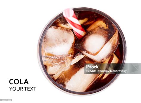 짚과 얼음 조각이 있는 유리에 담긴 콜라는 흰색 배경에 분리되어 있다 흰색에 분리 된 거품이있는 소다 상쾌한 무알콜 음료 0명에