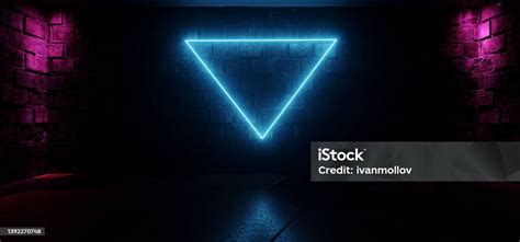 네온 빛나는 삼각형 레이저 어두운 현실적인 돌 벽 격납고 지하 헛간 고대 방 복도 터널 보라색 스포트라이트 아래로 빛나는 배경 시멘트 콘크리트 벽돌 오래된 3d 렌더링 0