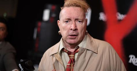 Ο Τζον Λίντον των Sex Pistols κοιμάται με τις στάχτες της συζύγου του «Μου αρέσει