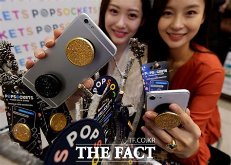 Tf포토 팝소켓코리아 스와로브스키 콜라보 스마트폰 거치대 공개 포토 기사 더팩트