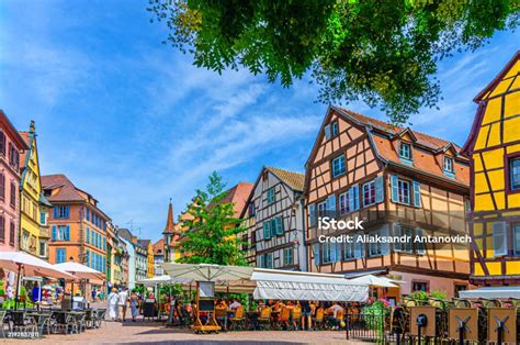 오래된 주택 반 목조 스타일의 화려한 외관 여러 가지 빛깔의 벽 셔터 창문 및 구시 가지의 거리 레스토랑이있는 중세 건물 콜 마르 시 역사 센터 알자스 지역 프랑스 콜마르에