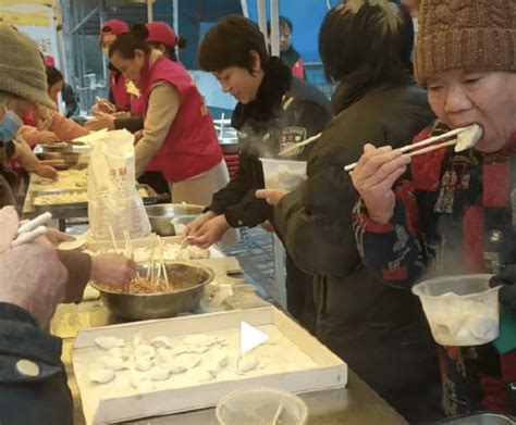 40名志愿者为120名老人包饺子迎元旦 老人们都很开心 水饺 社区 众人