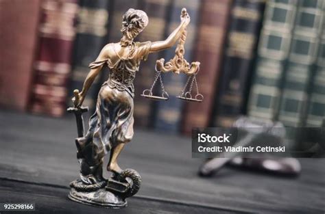 백그라운드에서 정의의 저울 Justitia 레이디 판사 망치 정의와 법률 책 개념에 대한 스톡 사진 및 기타 이미지 개념 개념과 주제 결정 Istock