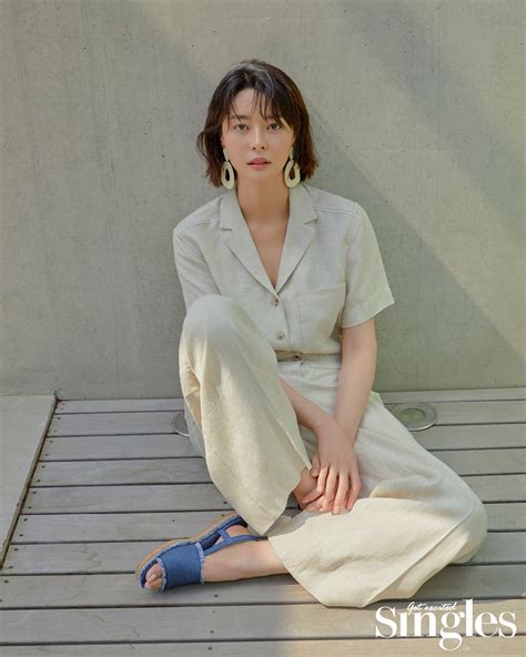 권나라 청량감 돋보인 고급 리조트룩 화보