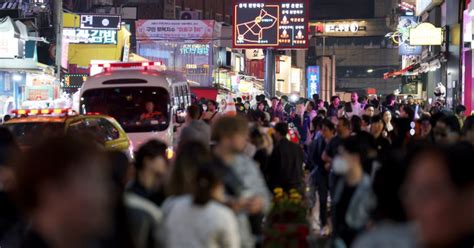 핼러윈데이 인파로 붐비는 홍대거리