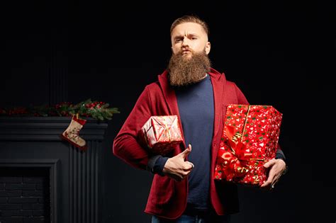 빨간 크리스마스 상자와 스튜디오에서 잘 생긴 심각한 수염 남자 기업 재무와 산업에 대한 스톡 사진 및 기타 이미지 기업 재무와 산업 남자 머리 모양 Istock