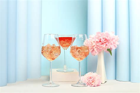 우아한 현대적인 배경에 알코올 칵테일 Aperol Spritz 샴페인 핑크 마티니 모란 꽃 바 및 휴일 파티 카페 광고 배너 선택적 초점을위한 최소한의 개념 개념에 대한