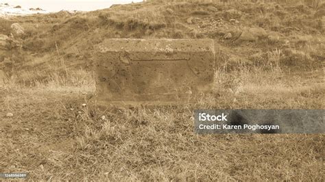 고대 아르메니아 어 묘지 1800년 의 기독교 무덤 매장 장소 조각 된 묘비 아주 오래된 나사 돌 구 세계의 기억을 기념합니다 역사적 기억 0명에 대한 스톡 사진 및 기타