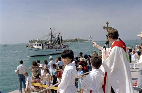 Florida Memory • Shrimp Boat Miss To Nicey Passing Mallory Square