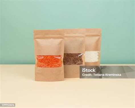 노란 배경에 식료품 앞면이있는 갈색 크래프트 종이 도이 팩 가방 식품 및 상품 템플릿 모형을위한 포장 무게 제품을위한 창문팩 스탠드업 파우치에 대한 스톡 사진 및 기타