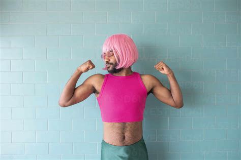 Junger Schwuler Mann Der Seine Muskeln Vor Einer Gekachelten Wand