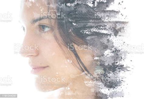 페인트 도장 이중 노출 손으로 그린 검은 색 잉크와 겹치는 브러시 스트로크 질감의 수채화 그림과 결합 된 매력적인 모델의 클로즈업 여자에 대한 스톡 사진 및 기타 이미지