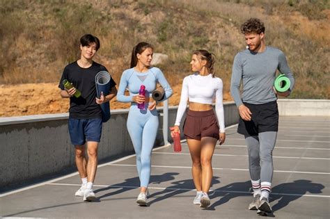 Grupo De Personas Trabajando Juntos Al Aire Libre Foto Gratis
