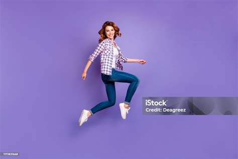 쇼핑 센터에 가는 멋진 여우 아가씨의 전체 길이 사진은 캐주얼 한 옷을 입고 고립 된 보라색 색 배경을 착용 관광객에 대한 스톡