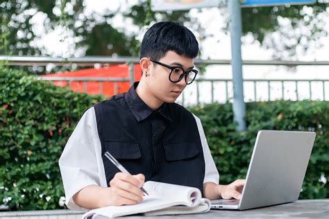 야외에서 컴퓨터로 공부하는 잘생긴 대학생 배경 대학생들 교실 배우다 배경 일러스트 및 사진 무료 다운로드 Pngtree