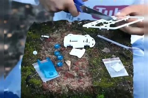 盐水还能这样用老外将其滴入玩具汽车后汽车便能行驶了
