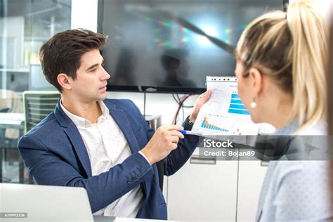 컨퍼런스 룸에서 자신의 동료에 게 재무 그래프를 보여주는 매력적인 사업가 Financial Result에 대한 스톡 사진 및 기타 이미지 Financial Result