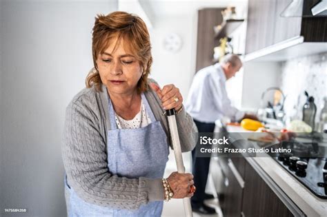 Wanita Dewasa Menyapu Lantai Dapur Di Rumah Foto Stok Unduh Gambar Sekarang Dewasa Senior