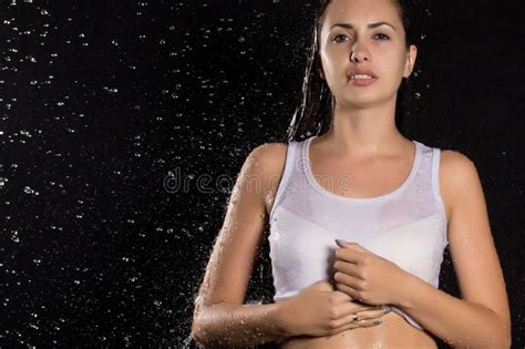 Menina Molhada Bonita Com Tatuagem Sob A Chuva Foto De Stock Imagem