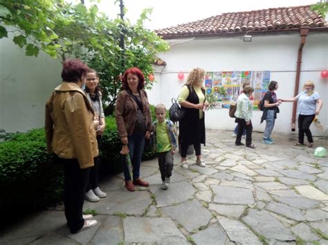 ИЗЛОЖБА РИСУНКИ на Ученици от СУ „Черноризец Храбър“ подреждат изложба със свои рисунки в