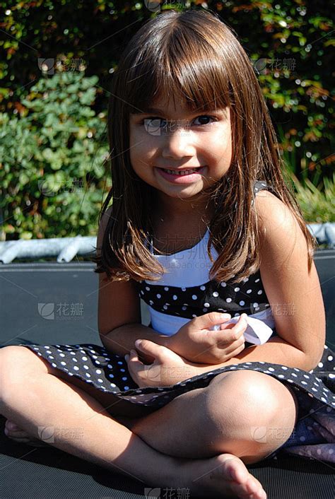 阳光下的漂亮女孩