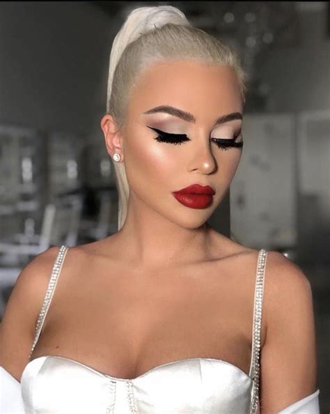 Pin By Melissa Meganha On Drag Christmas Makeup Look Beautiful