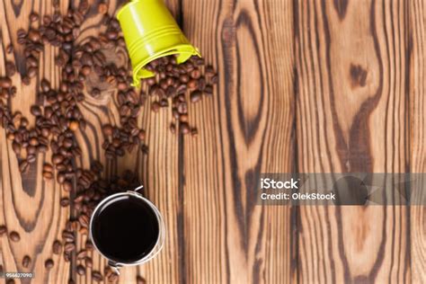 블랙 커피 볶은 콩 근처의 전체 Zinked 양동이 손잡이 가진 녹색 금속 양동이 밖으로 오래 된 낡은 나무 테이블에 부 어 0명에 대한 스톡 사진 및 기타 이미지 Istock