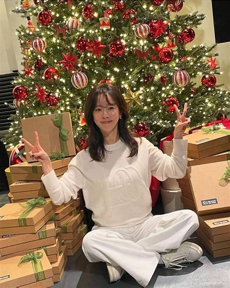 한지민 트리와 선물 더미 속 러블리 미소 따뜻한 니트룩으로 완성한 크리스마스 감성 스타와 라이프