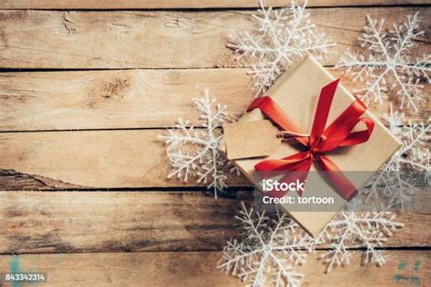 크리스마스 선물 상자 공간 나무 판자에 배치 하 고 하얀 눈송이 0명에 대한 스톡 사진 및 기타 이미지 0명 갈색 개념 Istock