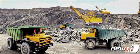 북한 생산을 힘있게 다그치는 무산광산연합기업소 노동자들