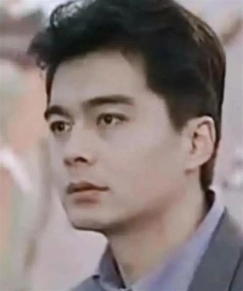 成名后屡次离婚，为娶新妻把原配逼出心脏病，如今60岁仍风流倜傥