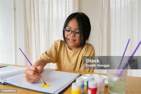 어린 아시아 소녀는 집에서 능력을 개발하고 정신 건강을 개선하기 위해 수채화 작품을 그리고 그림을 그립니다 영감을 받아 그림을